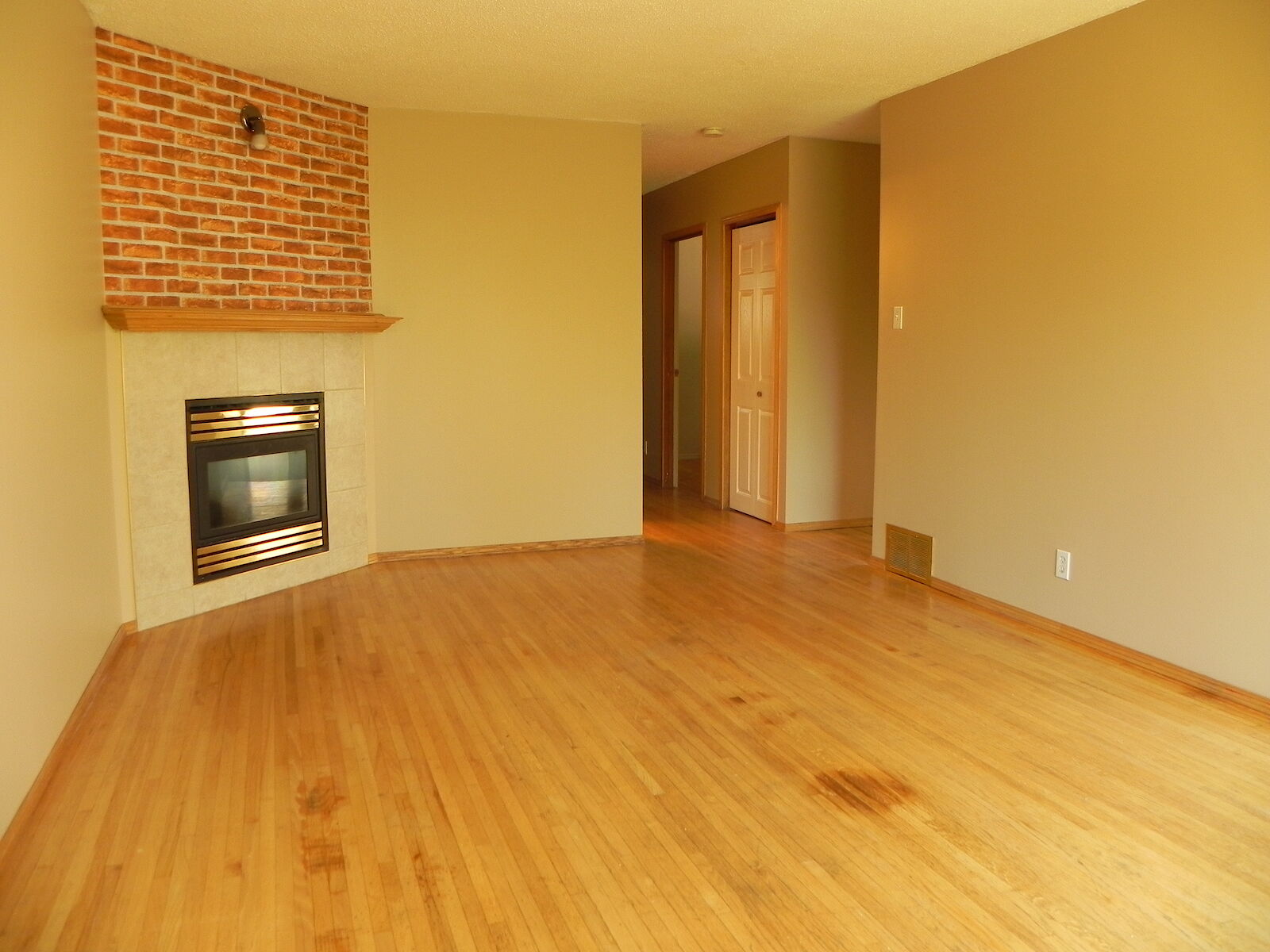 Calgary Pet Friendly Duplex For Rent | Highwood | 3 Bedroom Duplex ...