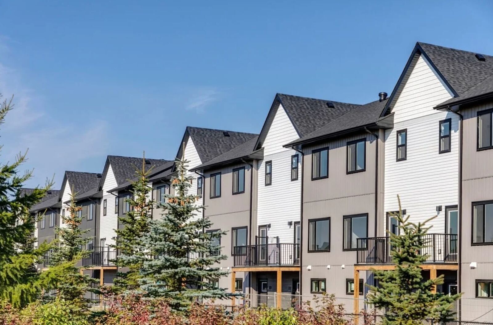 Edmonton Pet Friendly Townhouse For Rent | Creekwood Chappelle | Brand ...