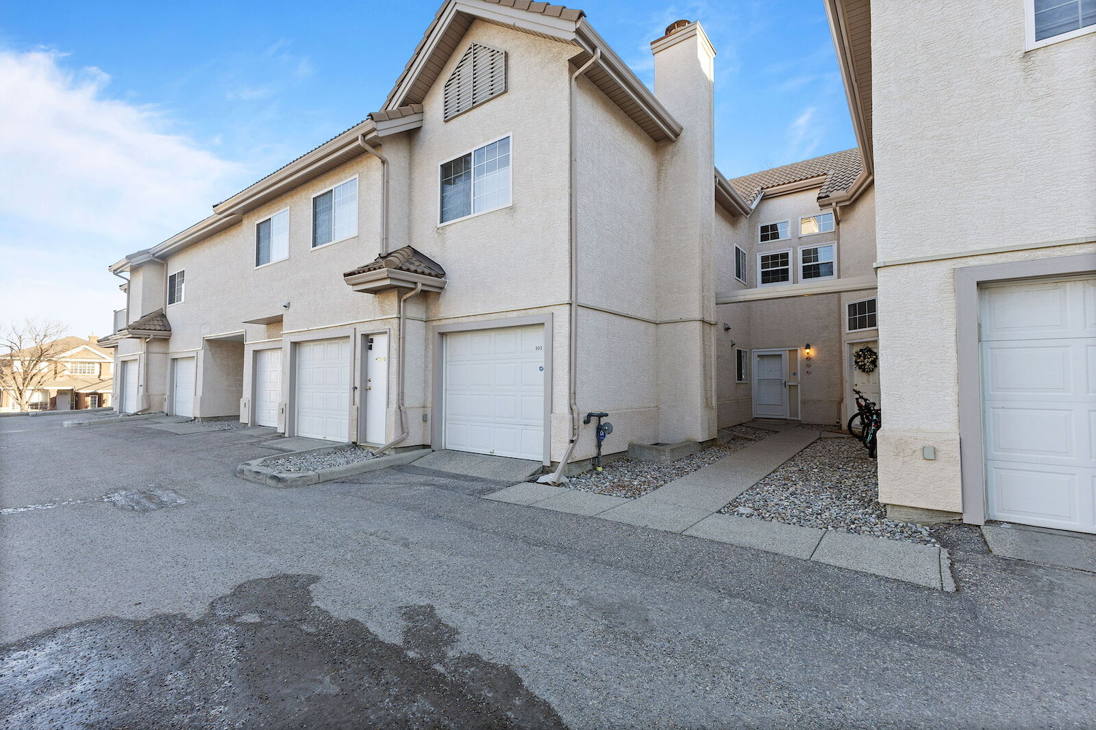 Calgary Pet Friendly Townhouse For Rent | Patterson | MODERN TOWNHOUSE ...