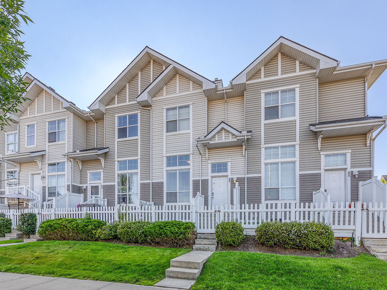 Calgary Townhouse For Rent | New Brighton | Spacious Townhome in New ...