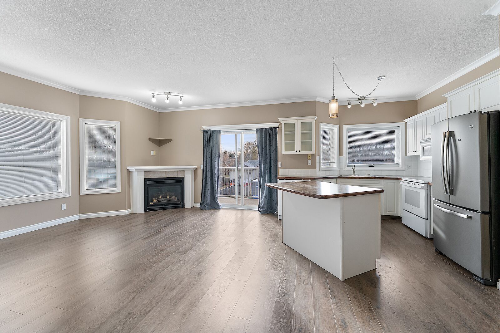 Okotoks Condo Unit For Rent | Updated, Spacious unit in Downtown | ID ...